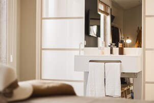 Quarto Duplo Deluxe | Casa de banho | Um polibã, um secador de cabelo, toalhas fornecidas, sabão 