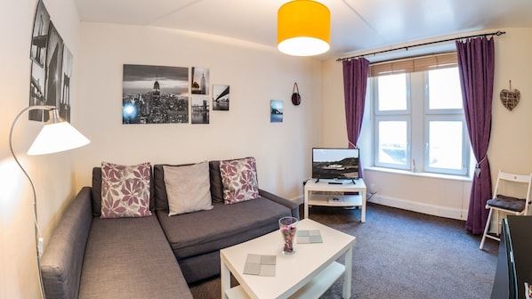 Apartamento Básico | Sala de estar | TV de ecrã plano 