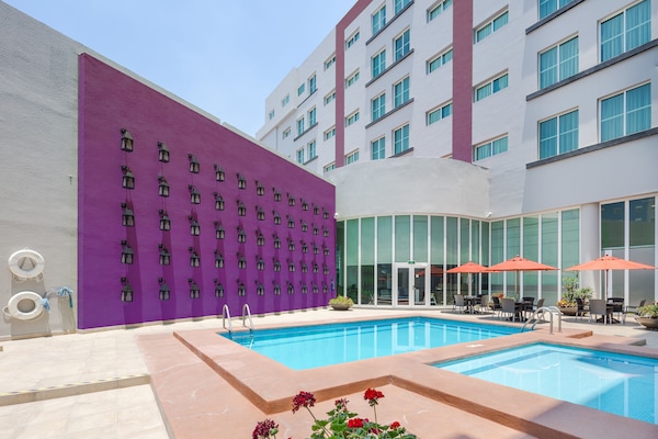 Piscina exterior, da(s) 8:00 à(s) 20:00, espreguiçadeiras