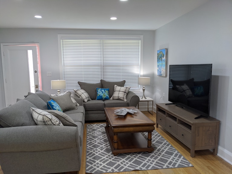 Arlington Park Area! Heated Pool 3 Bedroom/ 2 Bath - Sarasota, FL