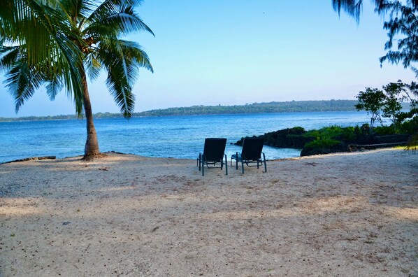 Praia particular, areia branca, prática de mergulho livre no local 