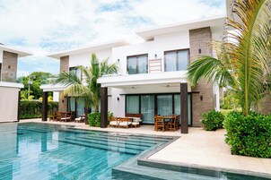 Villa Premium, várias camas, acesso à piscina | Edredões de penas, cofre no quarto, com decoração personalizada 