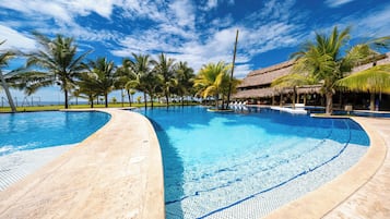 2 piscinas exteriores