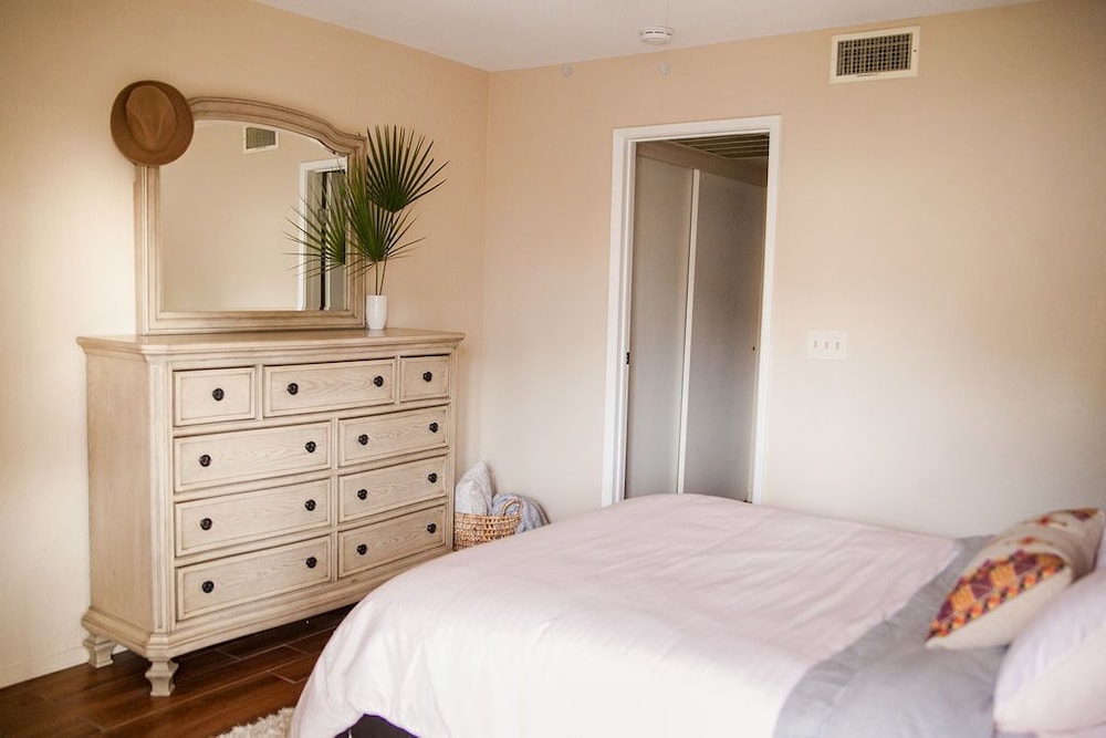 Modern, Cozy Tucson Retreat ⭐️ Central, Pool/hot Tub, Ground-level - Tucson, AZ