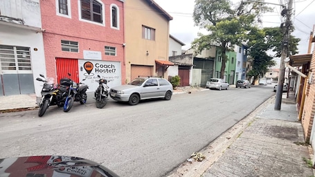 Fachada da propriedade. Coachhostel7