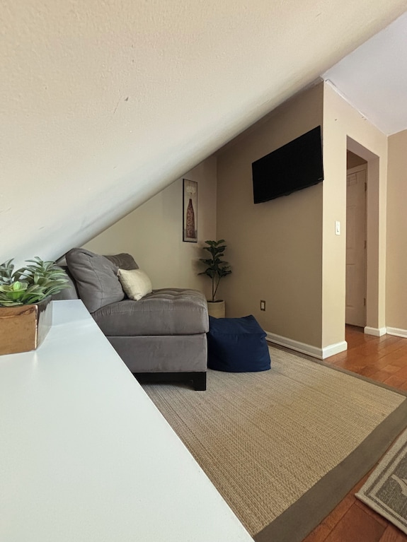 "Serene Retreat Near Jfk: Private Balcony, Yard, And Pool Access" - New York City