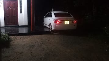 Fachada da propriedade à noite