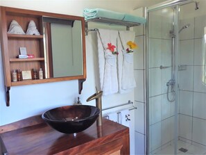 Quarto família, vista para o oceano | Banheiro | Chuveiro, chuveiro com efeito de chuva, produtos de toalete de grife 