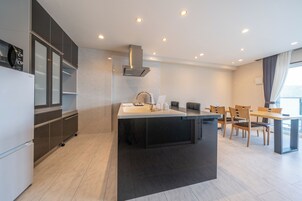 Suite Design, não fumadores | Cozinha privada | Um frigorífico, um micro-ondas, uma placa de cozinha 