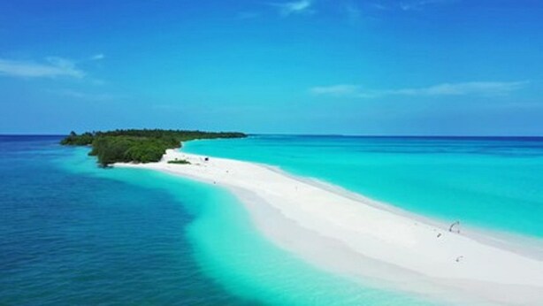 Perto da praia, areia branca, espreguiçadeiras, guarda-sóis