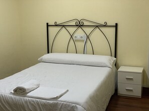 Quarto Duplo ou Twin | Secretária, Wi-fi grátis, roupa de cama fornecida 