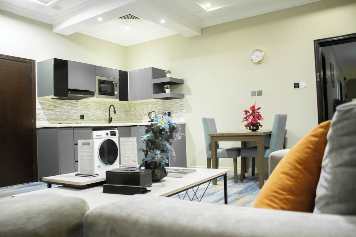 Apartamento Familiar (One-Bedroom Apartment) | Kitchenette privada | Uma chaleira elétrica, Rolo de cozinha