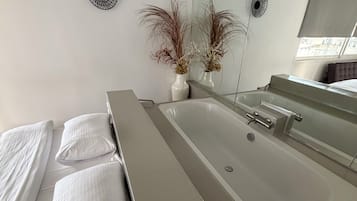 Acropolis view Suite | Roupas de cama premium, cofres nos quartos, escrivaninha