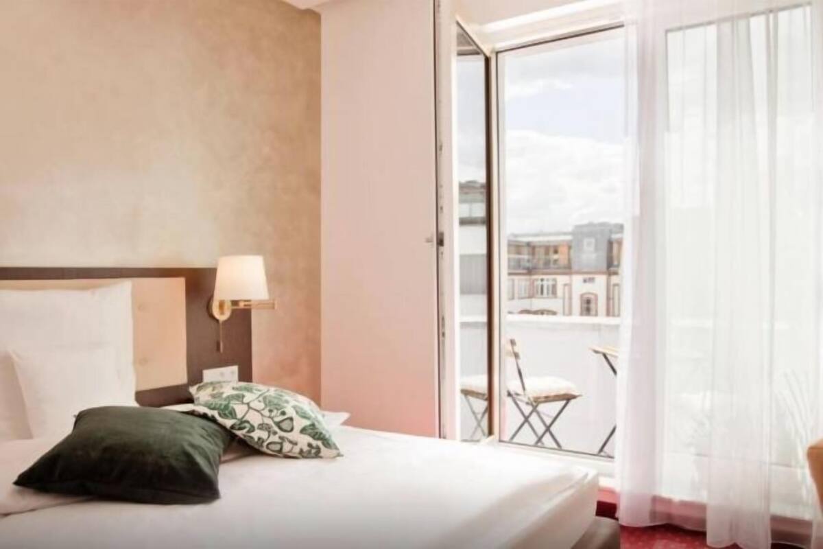 1 quarto, roupa hipoalergénica, cofre com capacidade para portátil