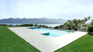 Piscina externa, espreguiçadeiras