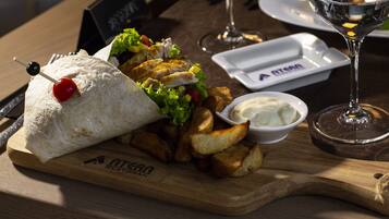 Pequeno-almoço tipo buffet diário (7 EUR por pessoa)