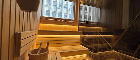 Apartamento Superior, 1 quarto, sauna | Casa de banho | Artigos de higiene pessoal grátis, um secador de cabelo, roupões