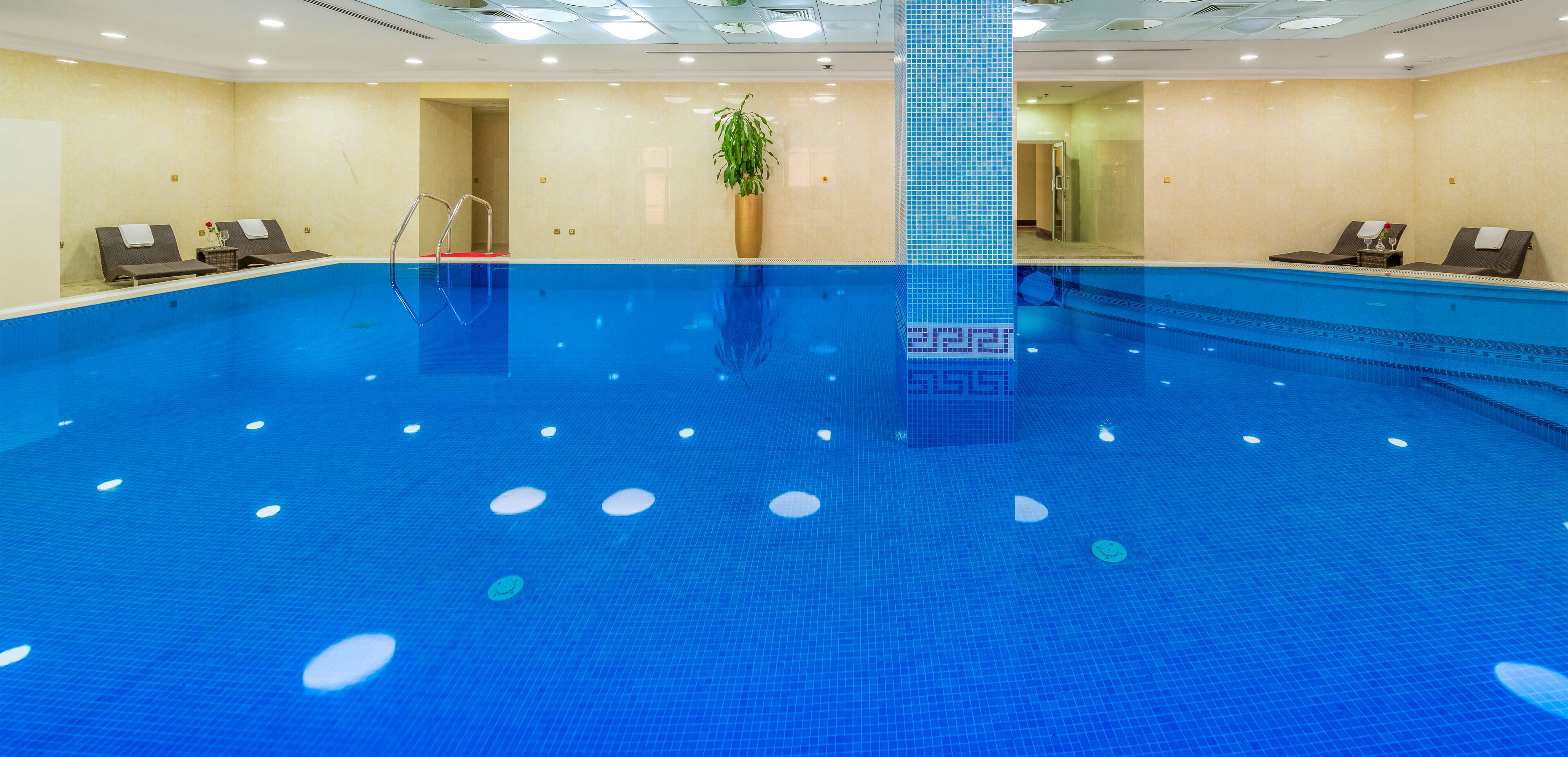 Piscina interior, espreguiçadeiras 