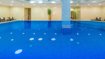 Piscina interior, espreguiçadeiras