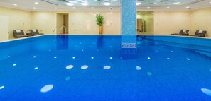 Piscina interior, espreguiçadeiras 