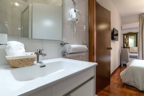 Quarto casal econômico | Banheiro | Produtos de toalete grátis, secador de cabelo, bidê, toalhas de banho