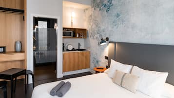 Quarto Standard | Roupa de alta qualidade, edredões de penas, cofre no quarto