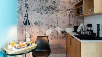 Quarto Comfort | Cozinha privada | Um frigorífico/congelador grande, um micro-ondas, uma cafeteira/bule