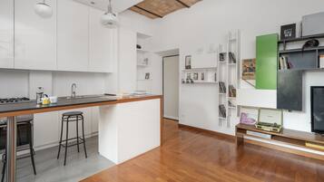 Apartamento, 2 quartos | Cozinha privada | Um frigorífico/congelador grande, uma placa de cozinha