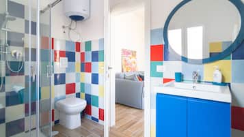 Apartamento, 2 quartos | Casa de banho | Um polibã, um chuveiro fixo, um secador de cabelo, um bidé