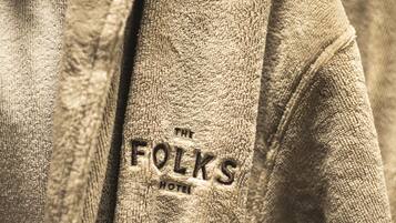 Uma toalha com a inscrição 'The Folks Hotel' bordada.
