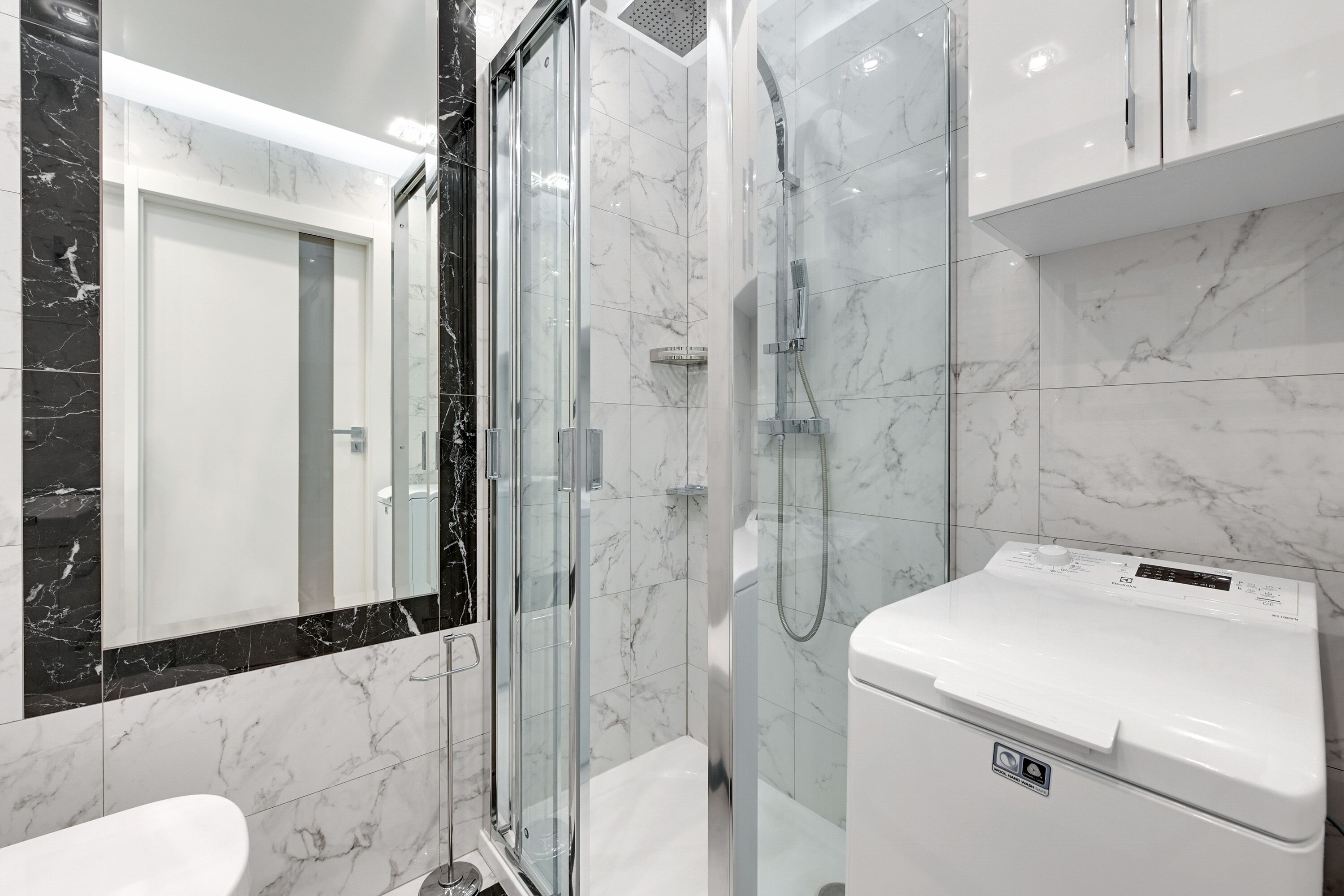 Apartamento Deluxe | Casa de banho | Um polibã, um chuveiro fixo, artigos de higiene pessoal grátis 