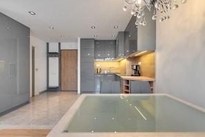 Apartamento Deluxe | Sala | Televisor de ecrã plano de 42 polegadas com canais por cabo, televisor 