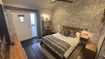 Quarto Duplo Standard, casa de banho privativa (Room 2) | 1 quarto, com decoração personalizada, com mobília individualizada