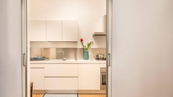 Apartamento, 3 quartos | Cozinha privada | Geladeira grande, fogão, cooktop, lava-louças