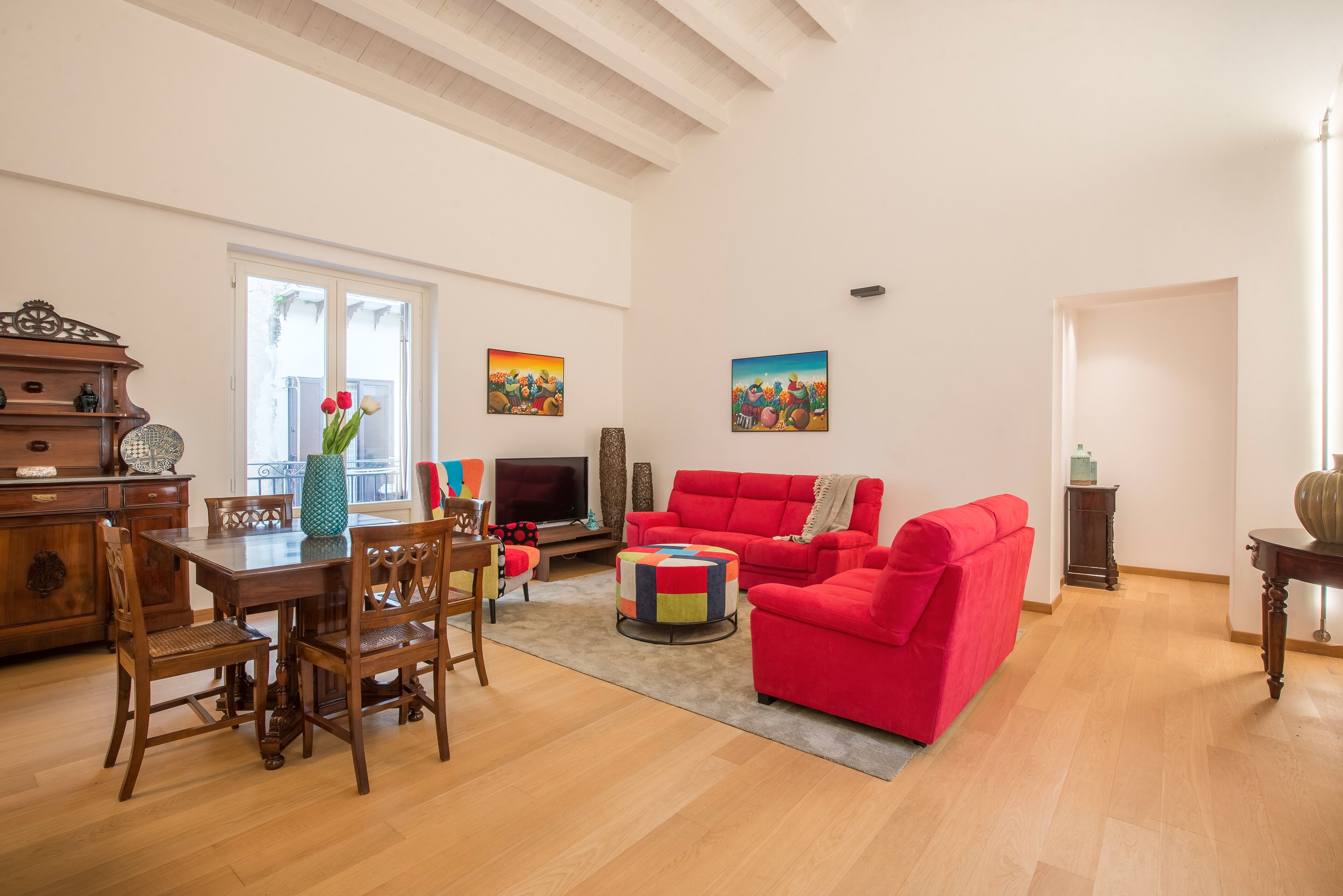 Apartamento, 3 quartos | Área de estar | TV de tela plana