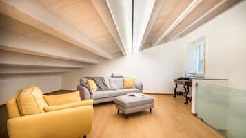 Apartamento, 3 quartos | Sala de estar | TV de ecrã plano