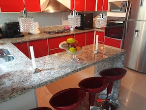 Casa, 4 quartos | Cozinha privada | Um frigorífico, um micro-ondas, um forno, uma placa de cozinha 