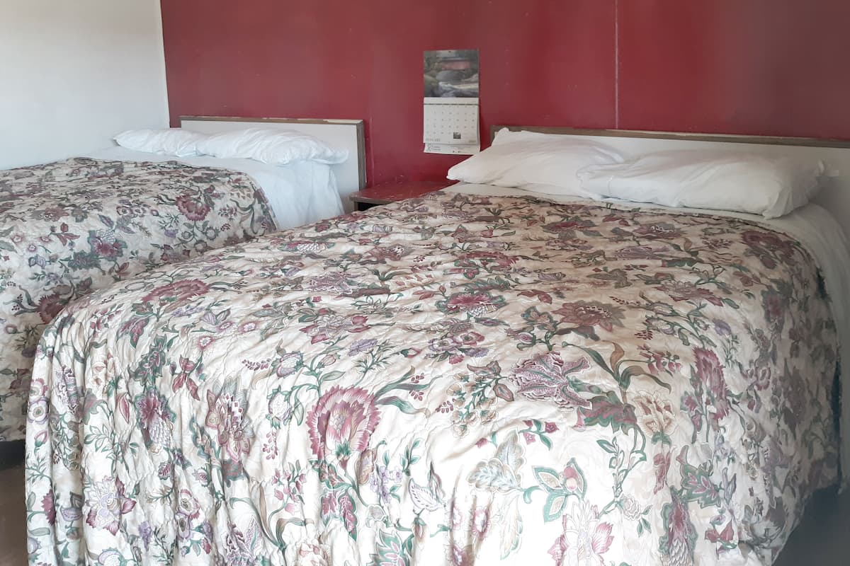Quarto, 2 camas de casal, para não fumantes | Escrivaninha, Wi-Fi de cortesia, roupa de cama