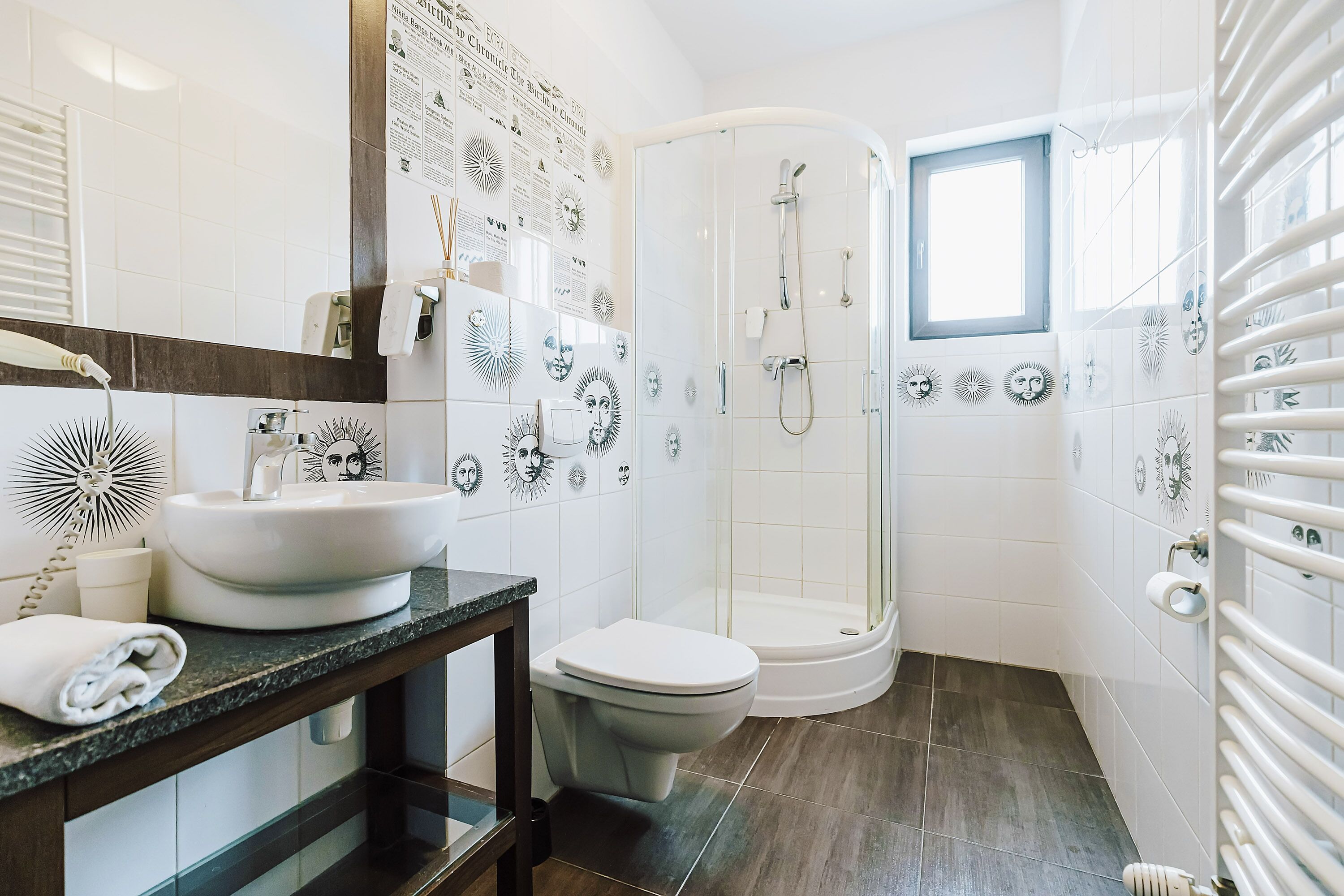 Um polibã, um secador de cabelo, toalhas fornecidas, sabão 