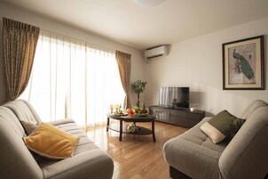 Villa, 2 quartos | Sala | TV de ecrã plano 