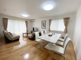 Villa, 2 quartos | 2 quartos, secretária, secretária adequada para computadores portáteis 