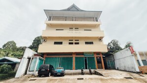 Um edifício com vários andares com uma placa que diz 'HOTEL ASTIKA'.