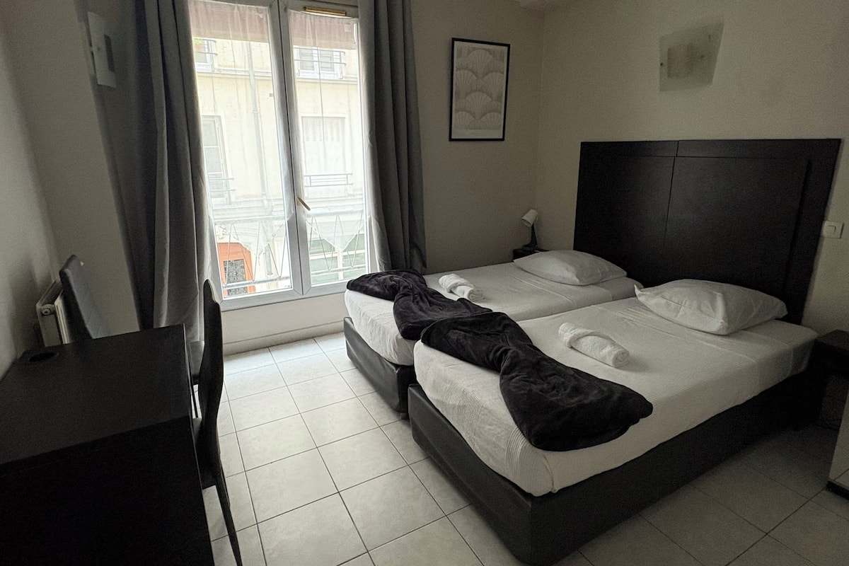 Quarto Twin Comfort | Com decoração personalizada, com mobília individualizada