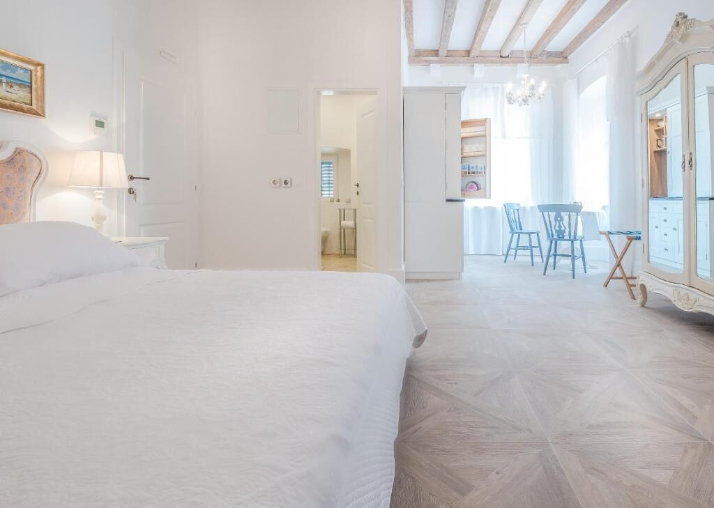 Cofres nos quartos, escrivaninha, espaço de trabalho para notebook