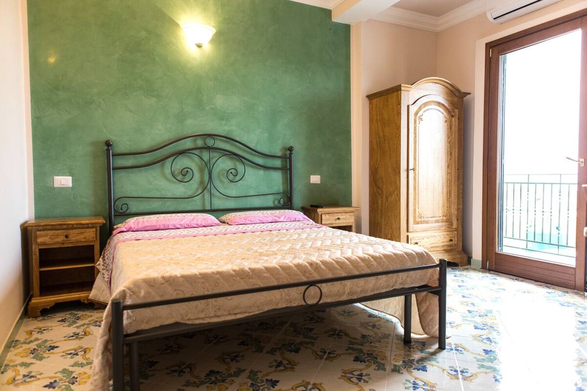 Quarto Duplo, varanda | Minibar, secretária, cortinas/cortinados opacos, Wi-fi grátis 