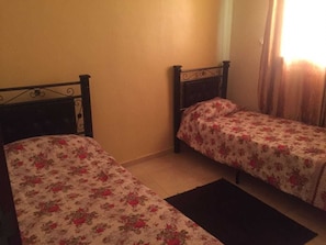 Apartamento, 2 quartos | 2 quartos, cortinas/cortinados opacos, roupa de cama fornecida 