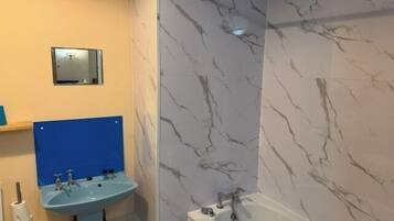 Com decoração personalizada, com mobília individualizada