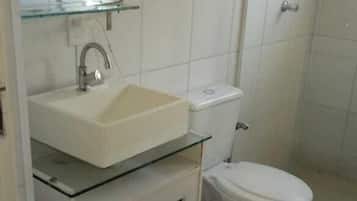 Quarto casal conforto | Banheiro | Chuveiro, roupões de banho, chinelos, bidê