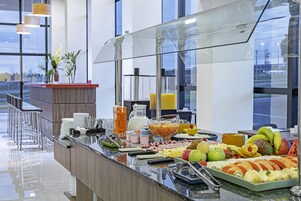 Café da manhã com buffet grátis todos os dias