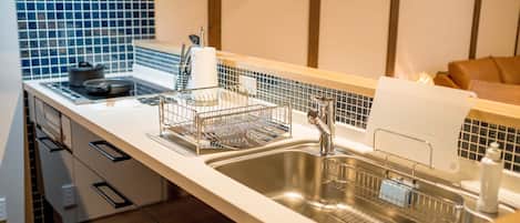 Villa (Silktree) | Kitchenette privada | Um frigorífico, um micro-ondas, uma placa de cozinha